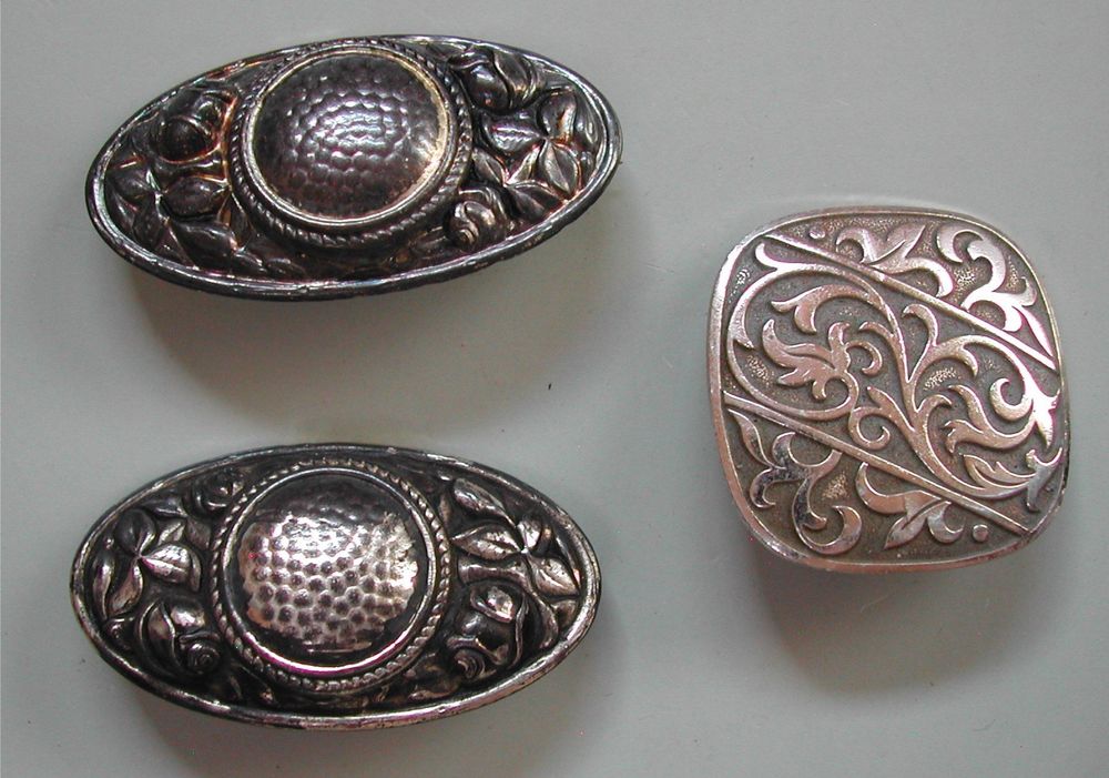 044 SM, 3 BROSCHEN in Metall, florale Muster (Gebraucht) in für CHF 1 ...