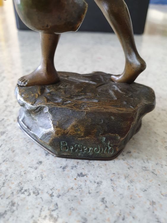 Bronze Figur Knabe mit Krug von Ruffino Besserdich (Gebraucht) in ...