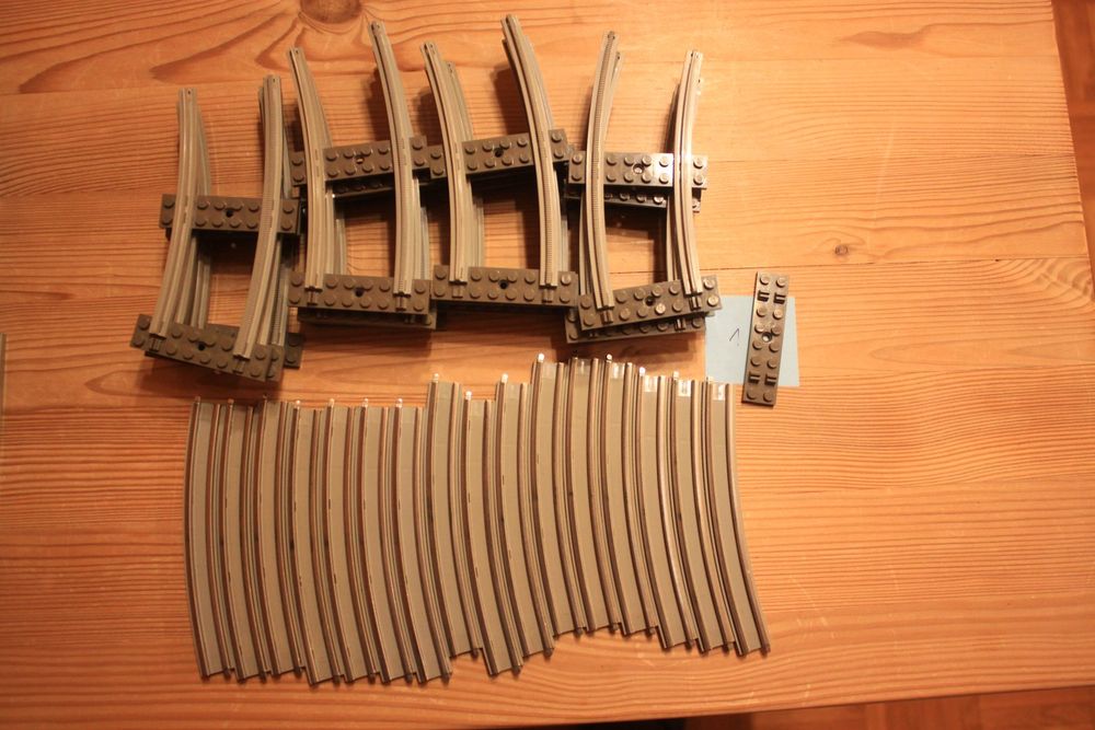 Lego 7851/7855, 16 x gebogene Gleise mit Mittelleiter 12V (Gebraucht ...