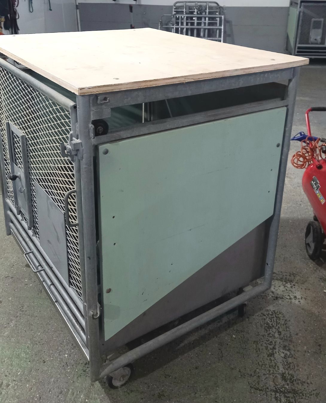Robuste Tierbox auf Rollen (Gebraucht) in Frümsen für CHF 100 – nur ...