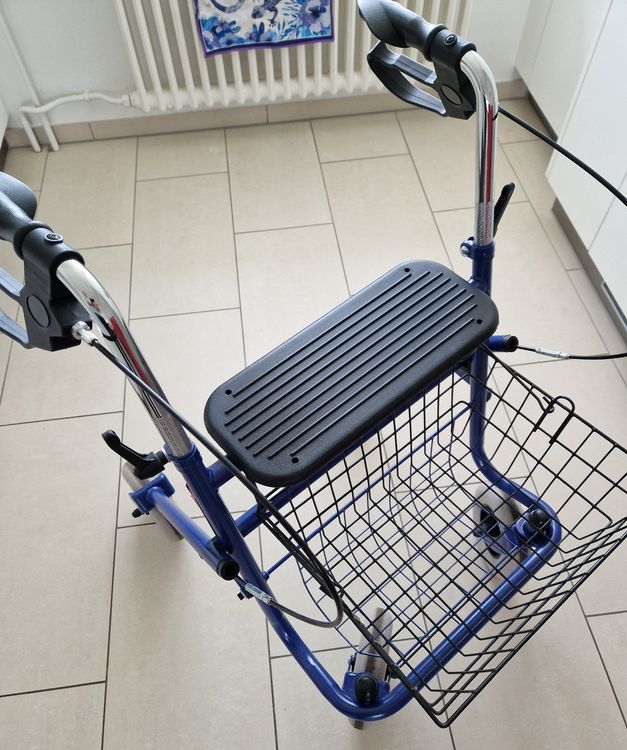 Rollator Gehilfe mit Sitz und Korb, blau, von Landi | Kaufen auf Ricardo