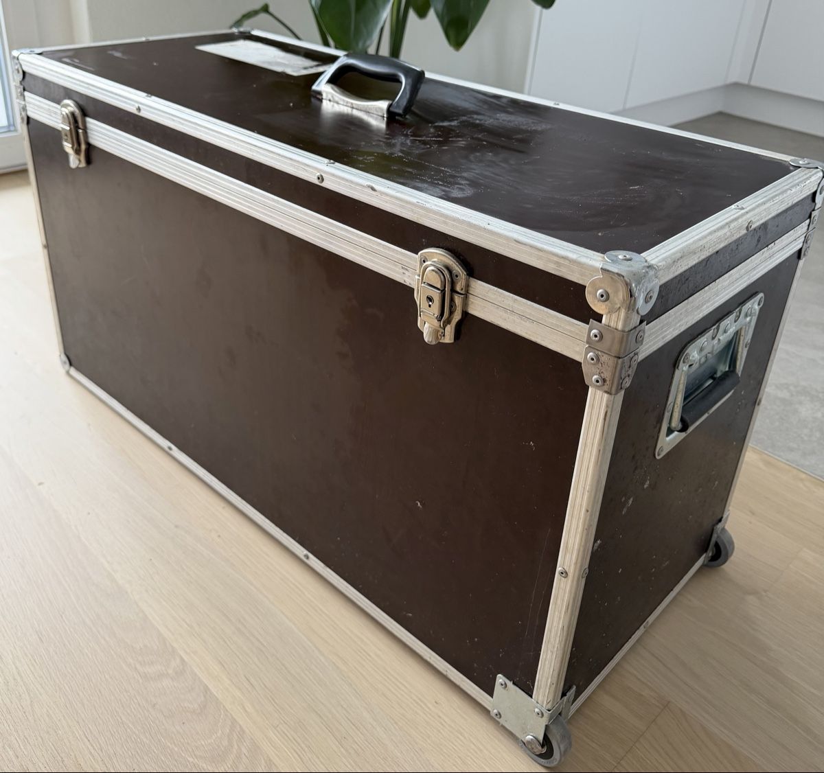 Grosses Flightcase / Transportkiste mit Rollen – stabil (Gebraucht) in ...