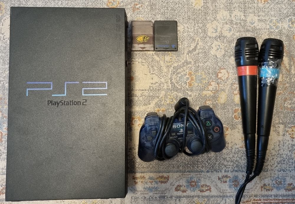 Playstation 2 inkl. Controller, Mikrofonen & Games | Kaufen auf Ricardo