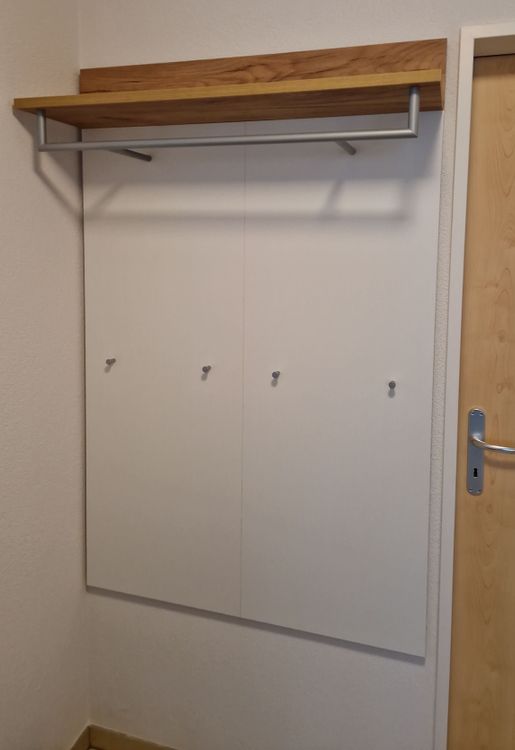 Wand Garderobe weiss mit Holzbrett, muss demontiert werden | Kaufen auf ...
