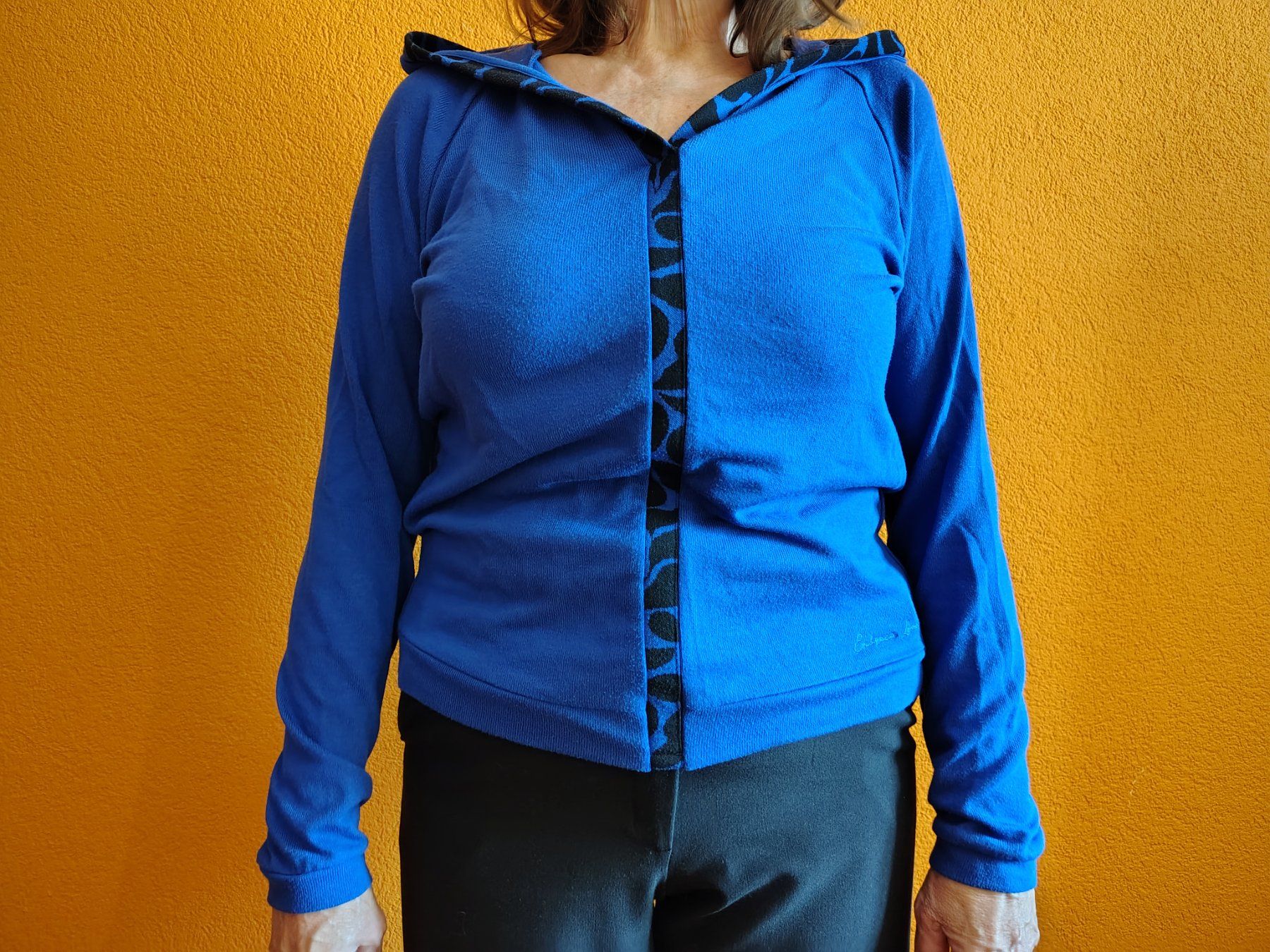 Pull fluide à capuche (D'occasion) à Ardon pour CHF 15 – avec livraison ...