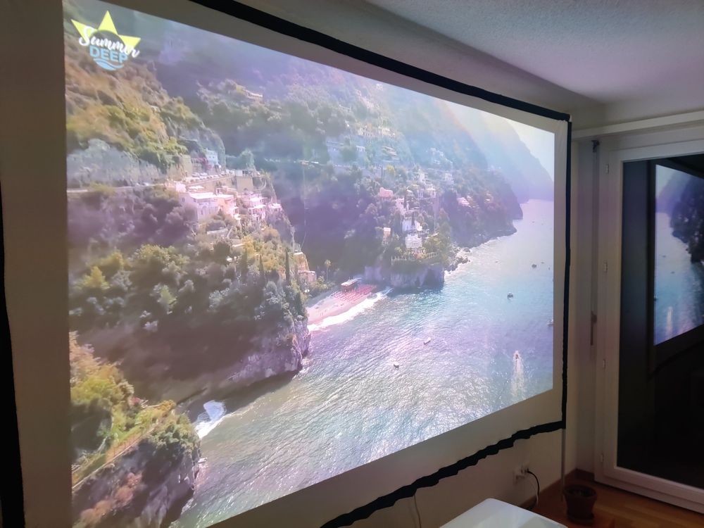 Elegantes Outdoor Leinwand Beamer Bild