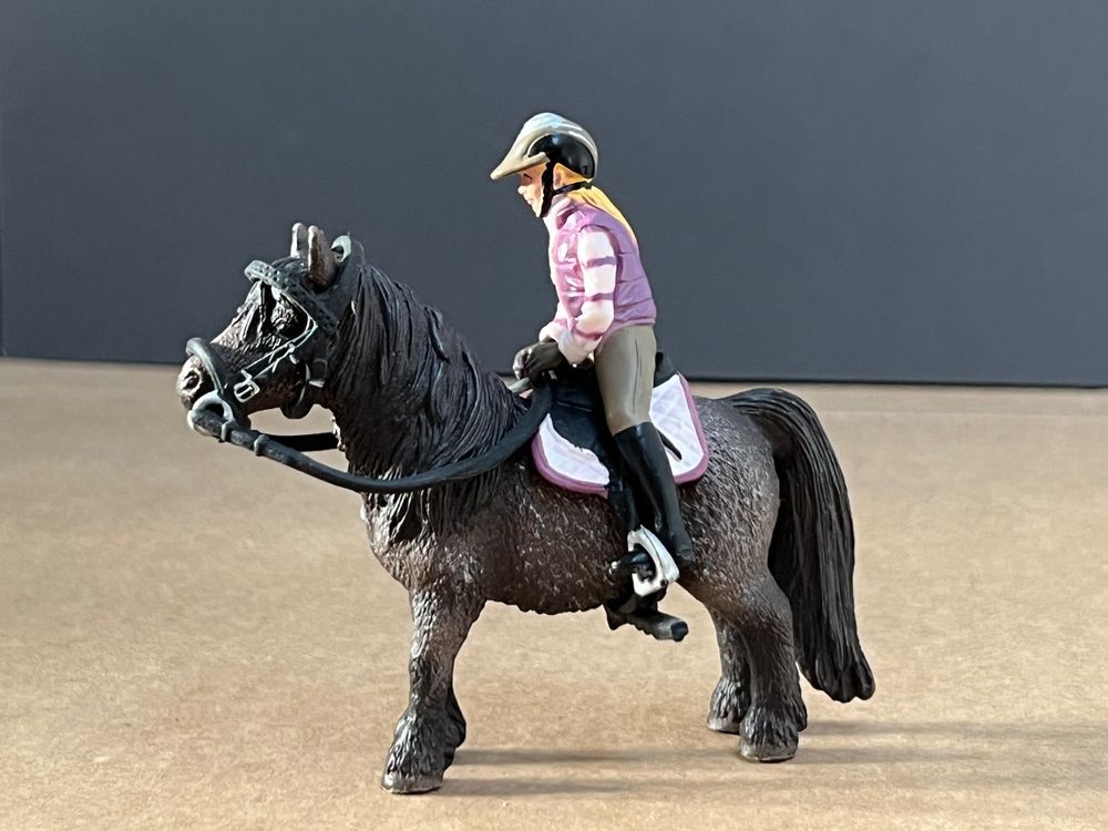 Schleich Ponyreiterin / Pony mit Reiterin Pferd Figur Sattel (Gebraucht) in Ennetbaden für CHF ...