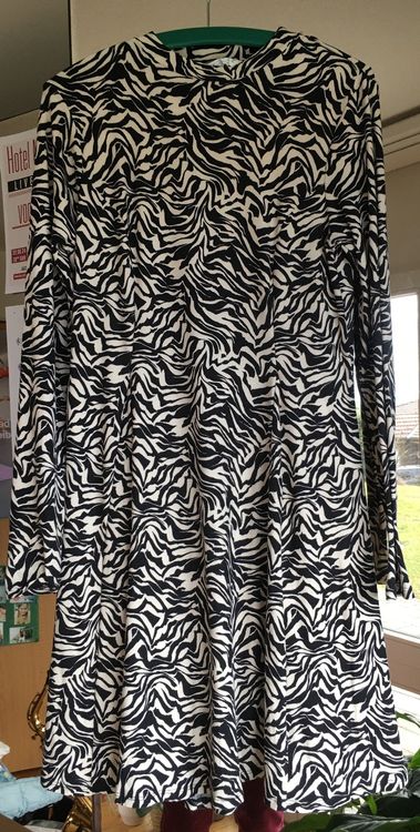 Kleid mit langen Armen Grösse S mit auffallendem Zebramuster (Neu ...