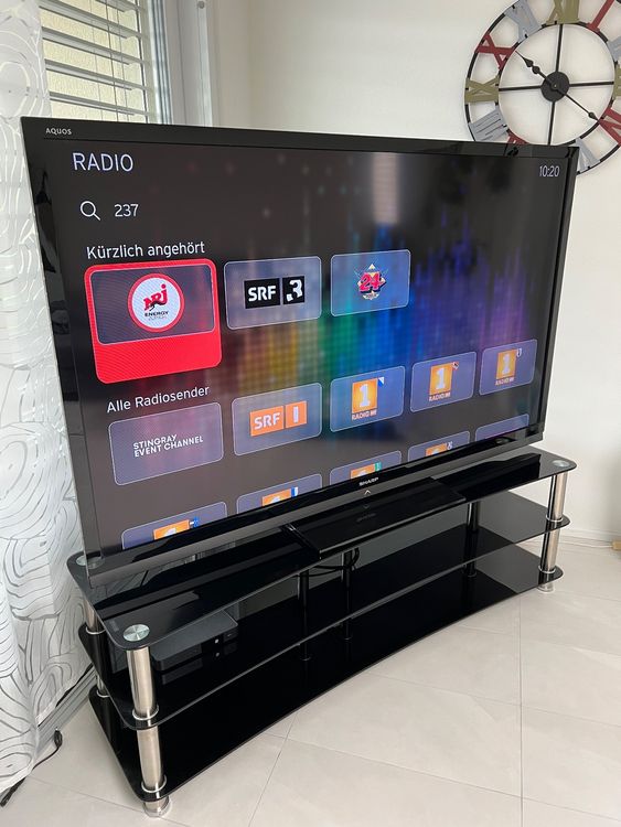 Sharp TV 70 Zoll mit schwarzem Glasgestell (Gebraucht) in Effretikon ...