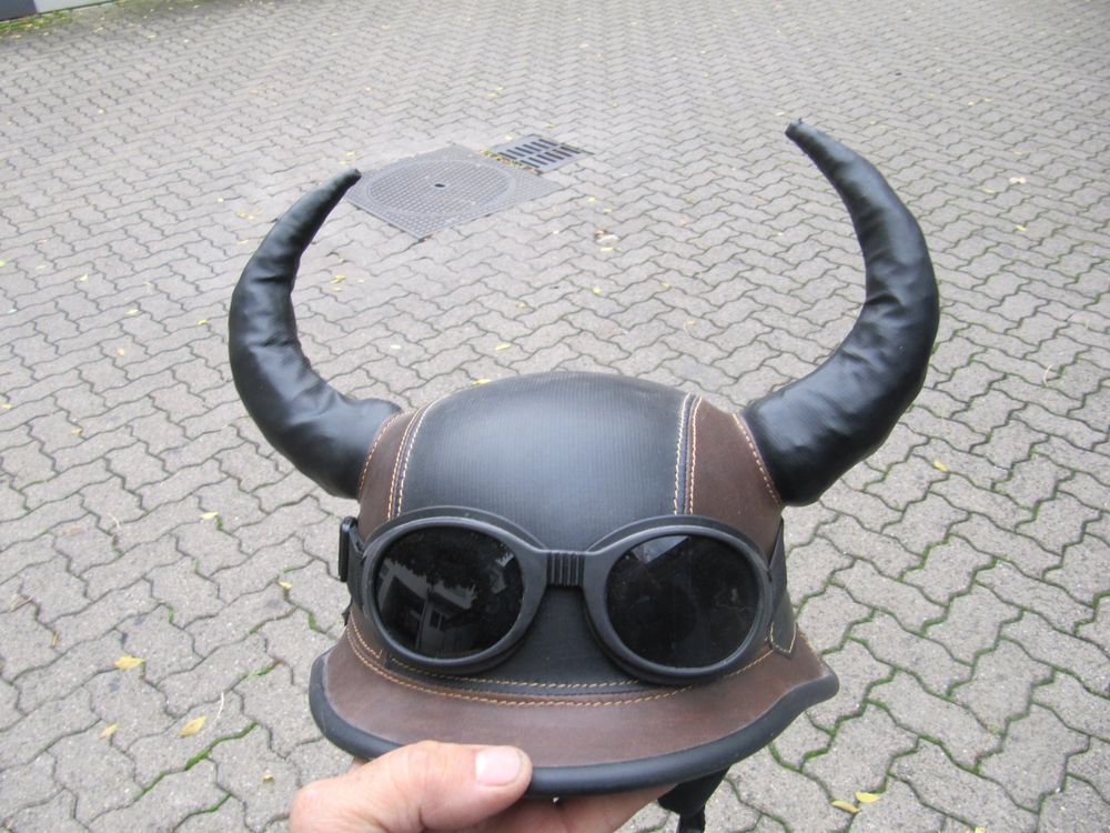 Motorradhelm mit Hörner und Brille (Deko) (Gebraucht) in Basel für CHF ...
