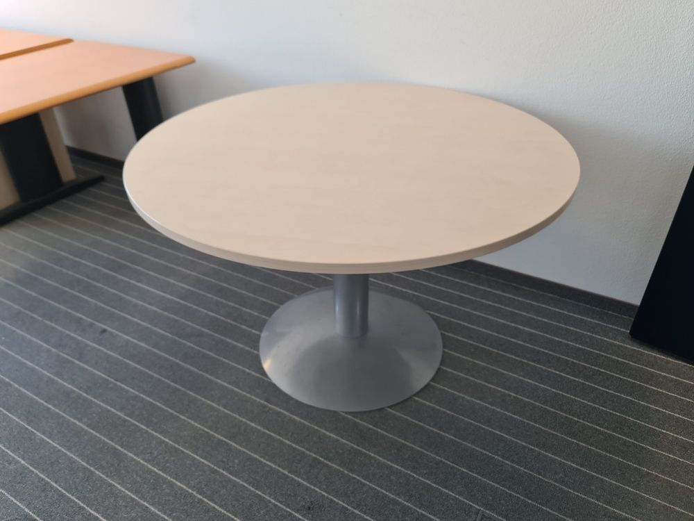 6/137 schöner runder Bürotisch Durchmesser ca. 120 cm ab 1.- (Gebraucht ...