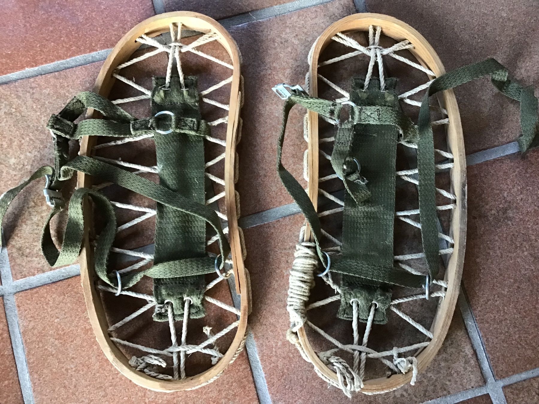 Anciennes raquettes à neige armée suisse complètes (D'occasion) à Fully ...