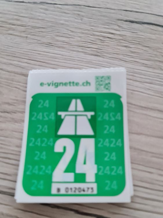Autobahnvignette 2024 (Neu und originalverpackt) in Samstagern für CHF 36 – mit Lieferung auf ...