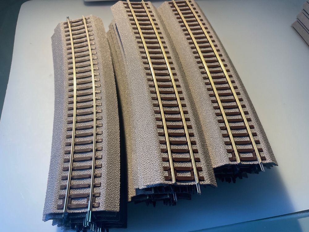 27x Roco Line mit Bettung Gebogenes Gleis R9 42527 (Neu (gemäss ...
