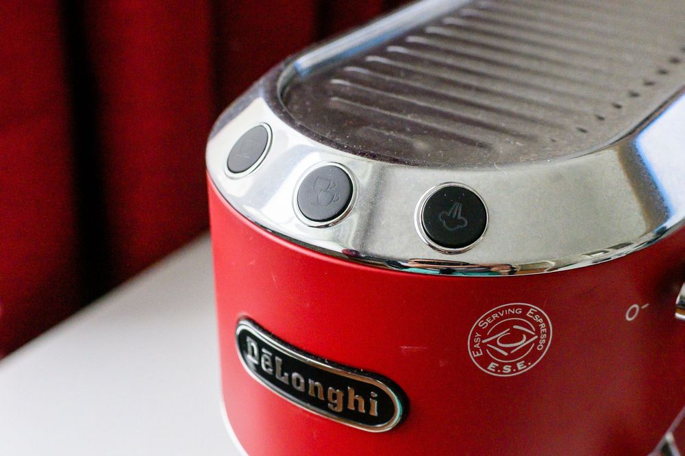 De'Longhi Dedica Style Siebträgermaschine EC685.Red (Gebraucht) in für ...