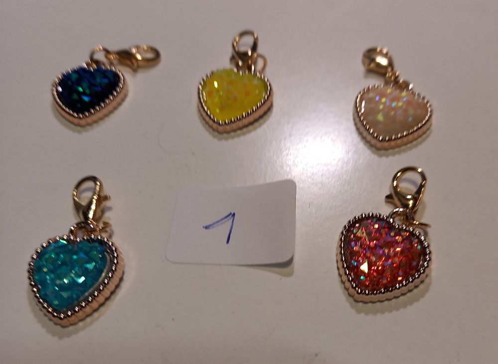 5 Stk.Acryl Herz Anhänger + Karabiner (Neu (gemäss Beschreibung)) in Zizers für CHF 1.8 – mit ...