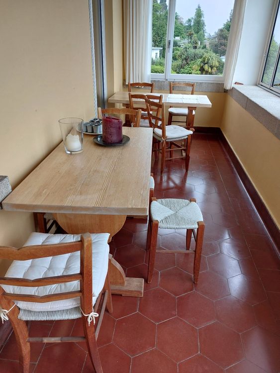 2 tavoli, 4 sedie e 2 sgabelli rustici in castagno massiccio (Gebraucht) in Locarno für CHF 200 ...