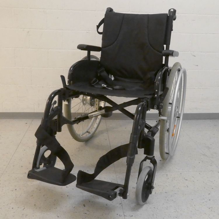 Rollstuhl Invacare SB 45 cm, nur CHF 229 | Kaufen auf Ricardo