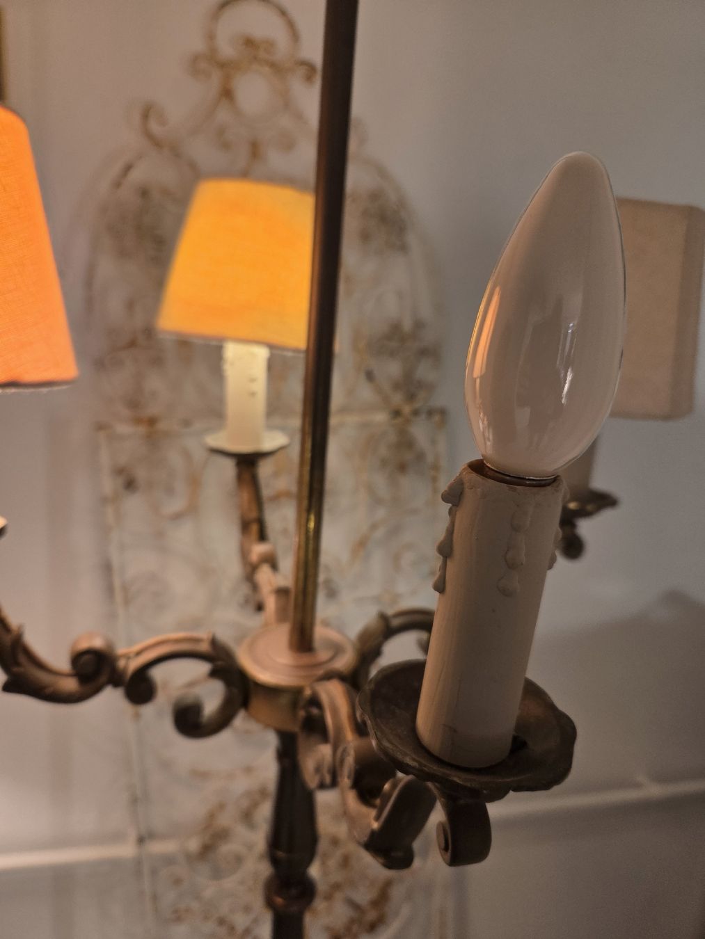 Stehlampe aus Eisen, muss vom Fachmann repariert werden (Defekt) in ...