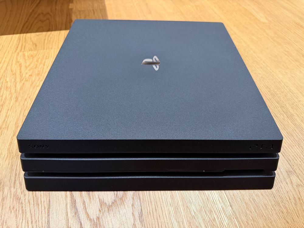 Playstation 4 Pro mit 1 TB Speicher, inkl. 2 Controller (Gebraucht) in ...