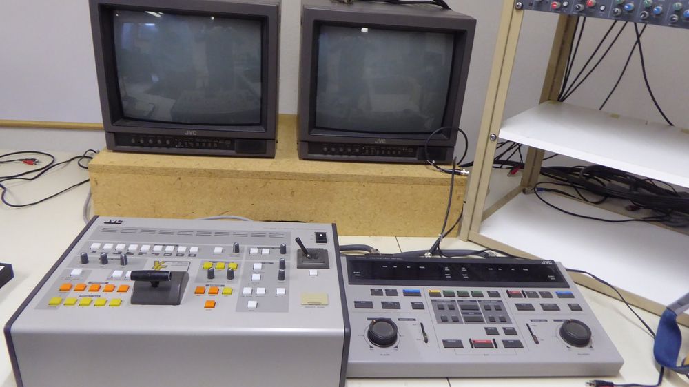 JVC KM 1600 & JVC Edit RM 86U und 2 prof. Monitoren. (Gebraucht) in ...