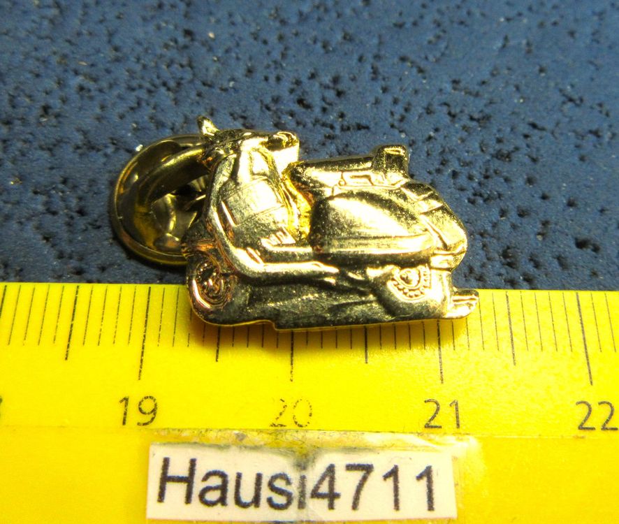 VESPA? LAMBRETTA? ODER? SCHMUCK-PIN GOLDIG GEPRÄGT 20mm (Gebraucht) in Ettingen für CHF 7.95 ...