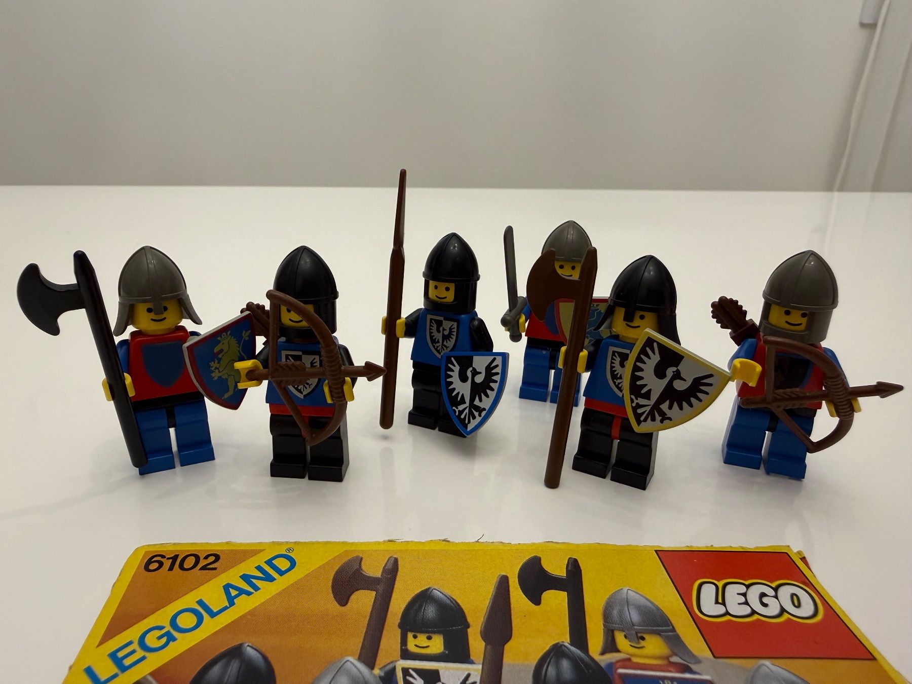 LEGO Castle 6102 Castle Mini-Figures (Lions & Black Falcons) (Gebraucht ...