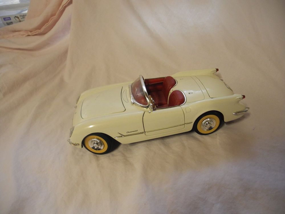 MIRA SOLIDO 1:18 CHEVROLET CORVETTE 1953 GUTER ZUSTAND (Gebraucht) in ...