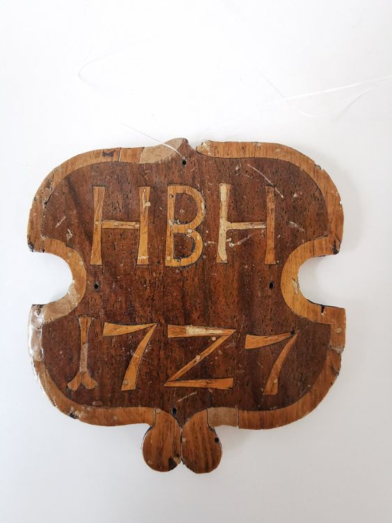 Möbelschild mit Initialen und Jahrzahl 1727 (Gebraucht) in Frümsen für ...