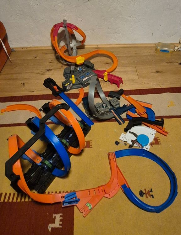 Hot Wheels tracks with generators (Gebraucht) in Vulliens für CHF 2 ...