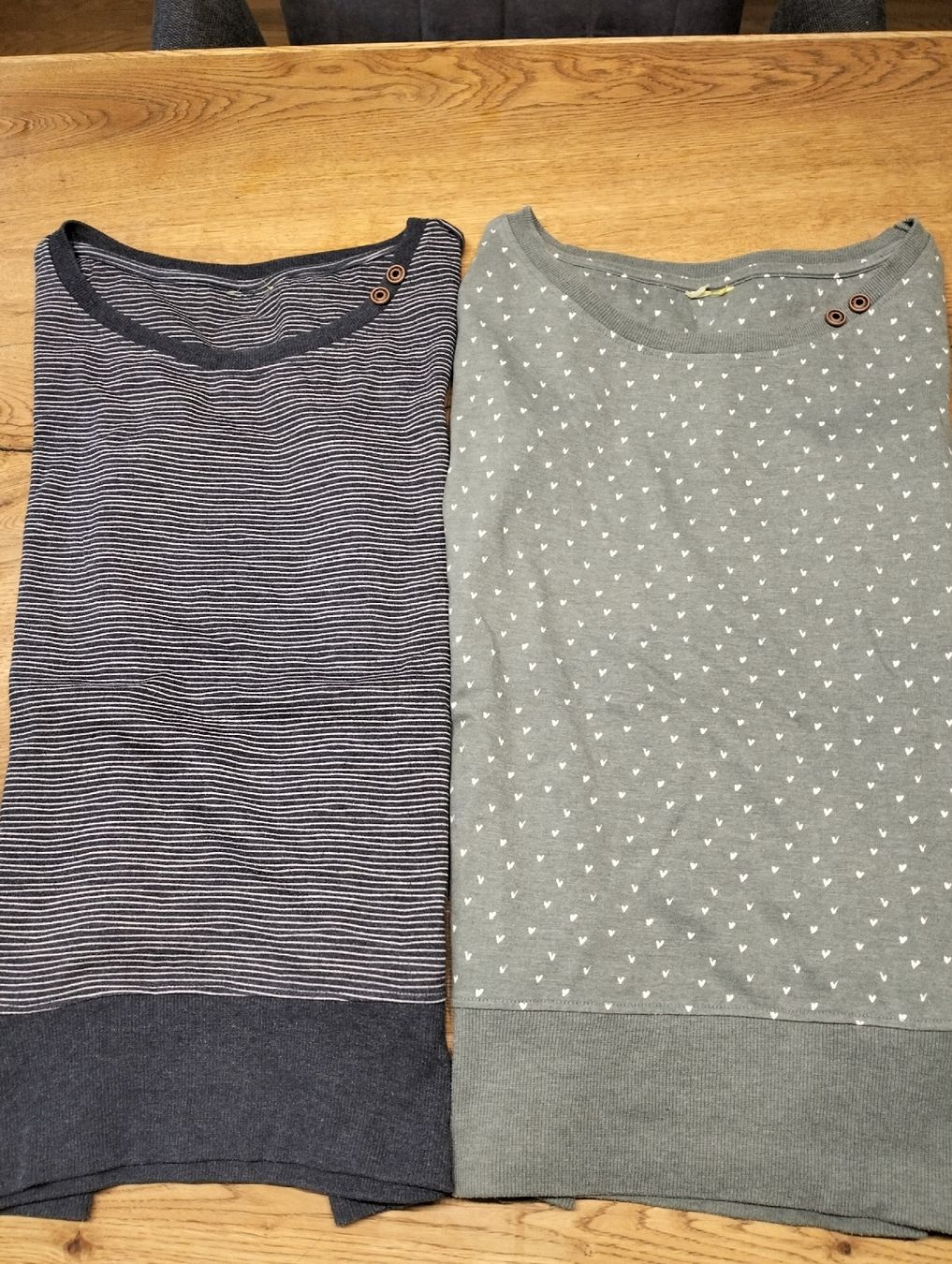 2 T-Shirts von der Marke alive & kicking (Gebraucht) in Mels für CHF 10 ...
