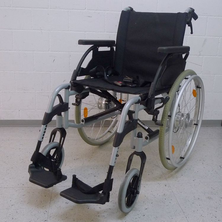 Rollstuhl Breezy, SB 45 cm, nur CHF 209 (Gebraucht) in Lengnau für CHF 209 – mit Lieferung auf ...