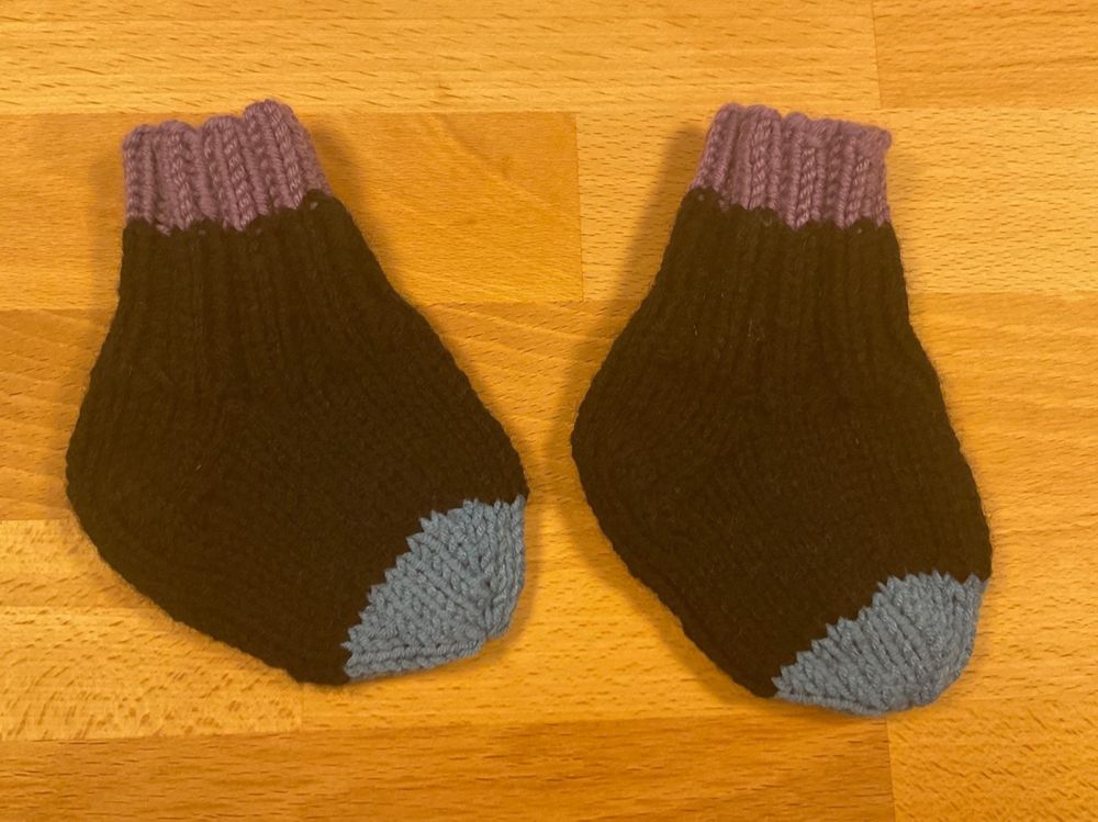 Babysocken 👶 violett/schwarz/hellblau, ab Geburt (Neu (gemäss Beschreibung)) in Krauchthal für ...