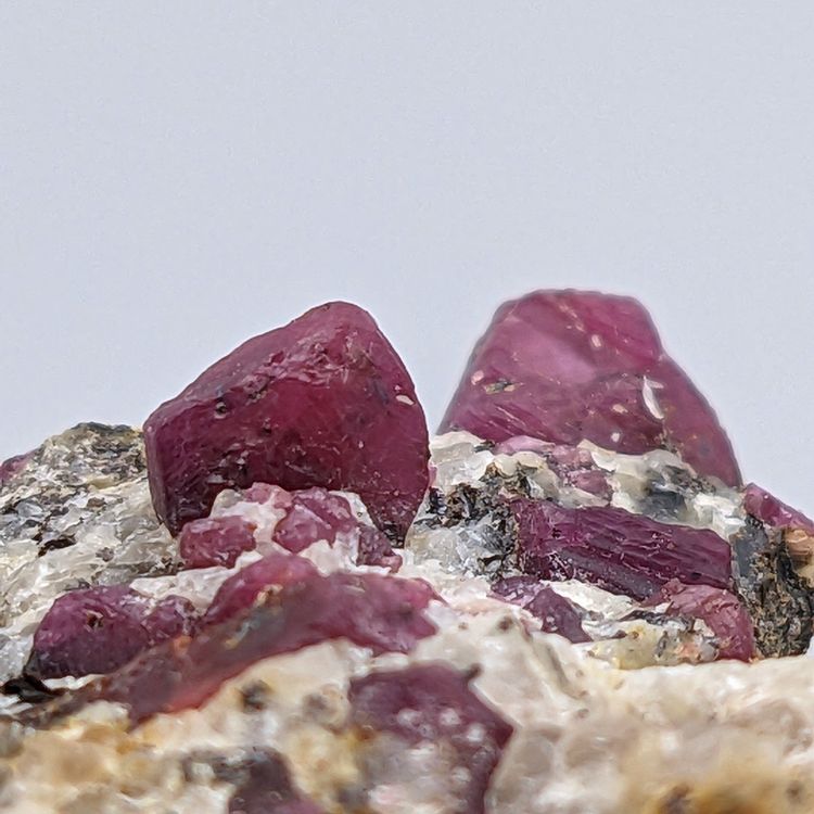 ENORMER RUBIN, Blutrote UV-Kristalle auf Matrix (Neu (gemäss ...