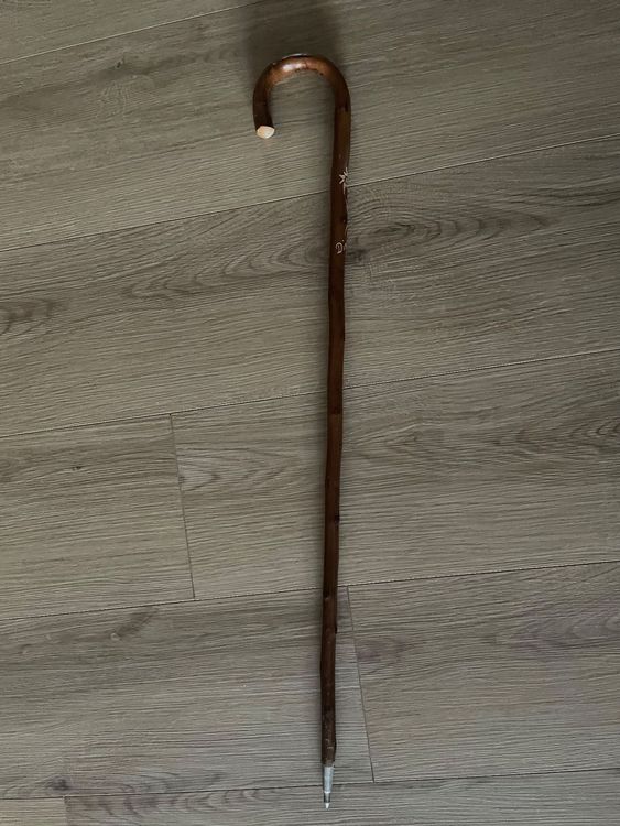 Wander/Spazierstock mit Disentis + Edelweiss Gravur, Holz (Gebraucht) in Winkel für CHF 20 – nur ...