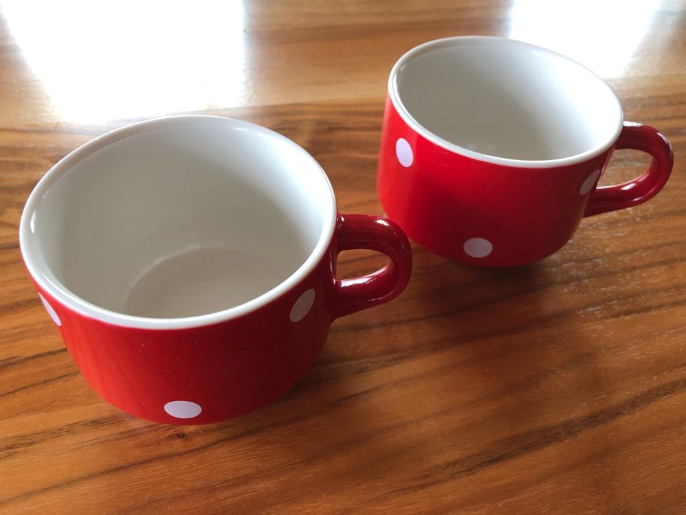 Rote Tasse Mit Weissen Punkten