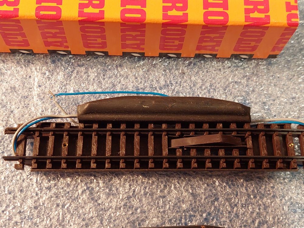 🚞 ZWEI x 1260 Arnold-N Entkupplungsgleis elektr 16V in OV (Neu (gemäss ...