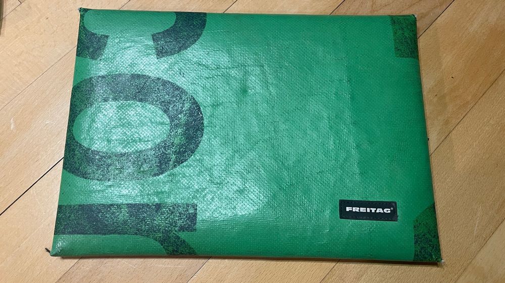 FREITAG Laptop Sleeve grün | Kaufen auf Ricardo