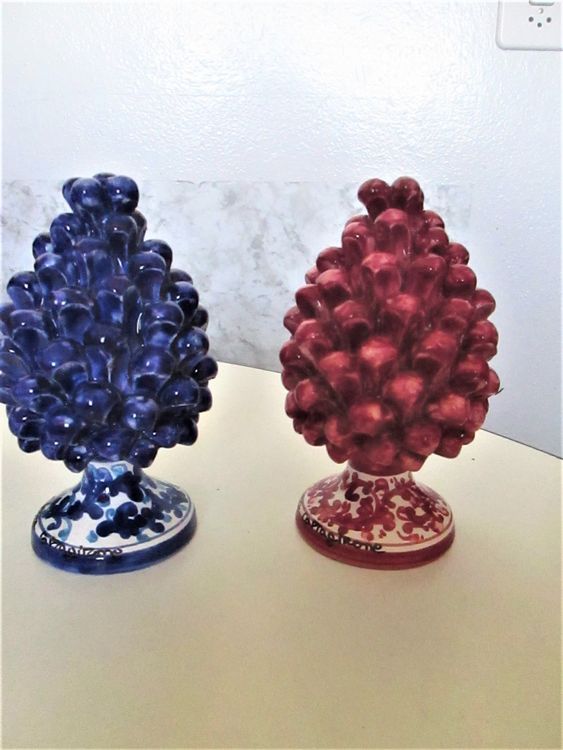 Zwei Tannenzapfen aus Keramik aus Caltagirone (Italien) (Gebraucht) in Sementina für CHF 30 ...