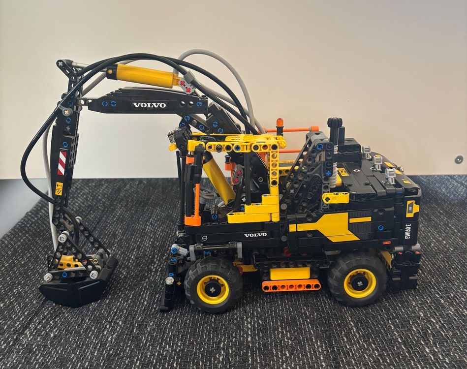 LEGO technic Volvo Bagger (Gebraucht) in Dornach für CHF 90 – mit ...