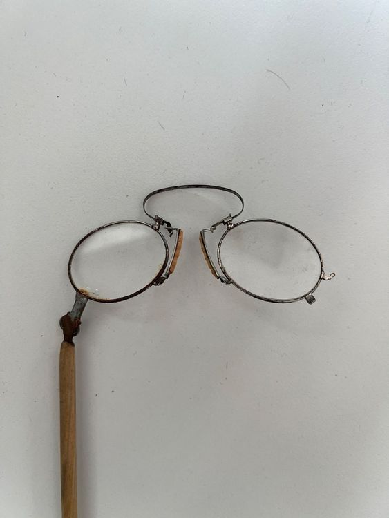 Antike Lesebrille, uralt mit Holz-Stab und Armstulpen (Gebraucht) in ...