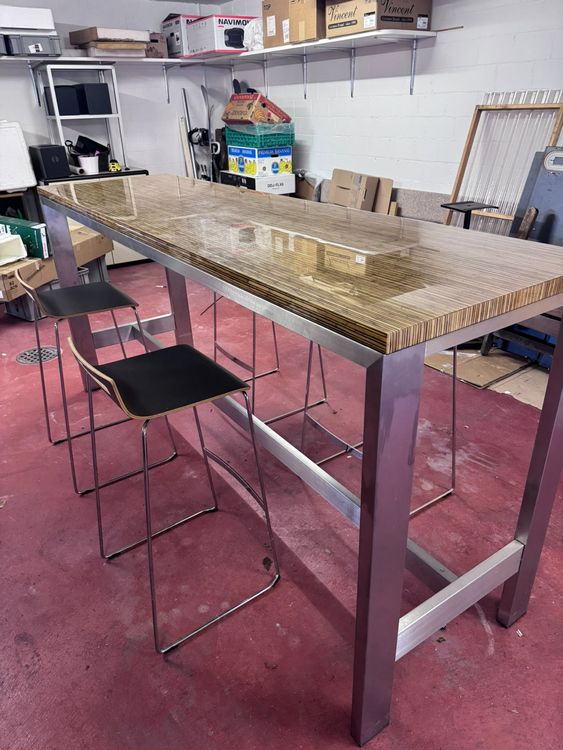 Design-Stehtisch mit Edelstahlgestell + 4 Barhocker (Gebraucht) in ...