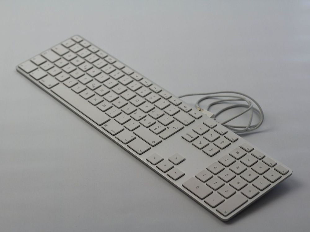 APPLE KEYBOARD CH LAYOUT (A1243) KABELGEBUNDEN QWERTZ (Gebraucht) in ...