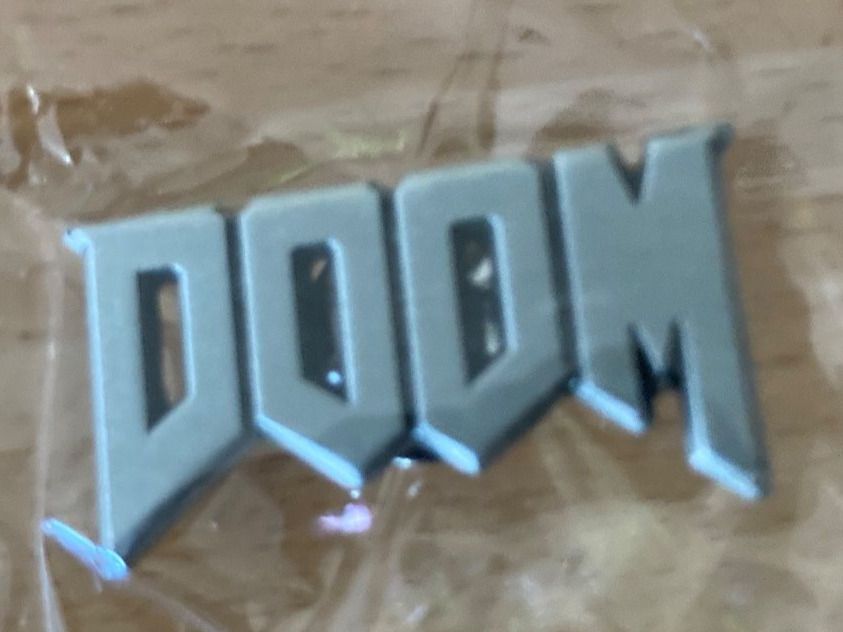 Doom Pin Anstecker Punk Metal Rock Band (Neu (gemäss Beschreibung)) in ...
