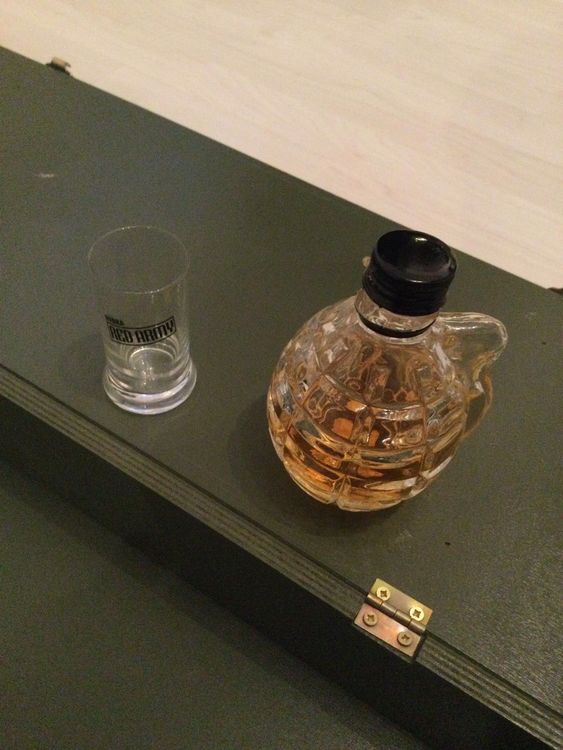 Kalaschnikov Red Army AK 47 Vodka Set | Kaufen auf Ricardo