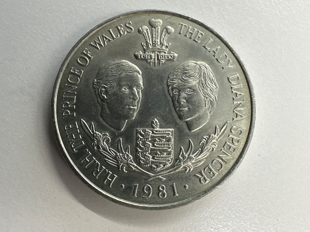 3x 1 Crown, 1x 25 Pence England (Gebraucht) in Herisau für CHF 1 – mit ...