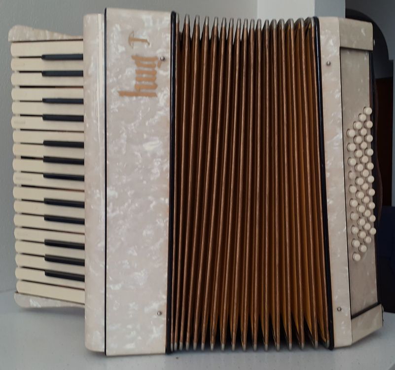 Fisarmonica HUG 40 BASSI-30 tasti(Bell, SUONO CALDO) (Usato) a Locarno ...