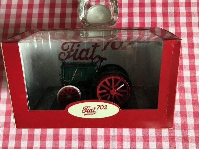 Traktorenmodell Fiat 702, New Holland Agriculture 1:32 (Neu und ...
