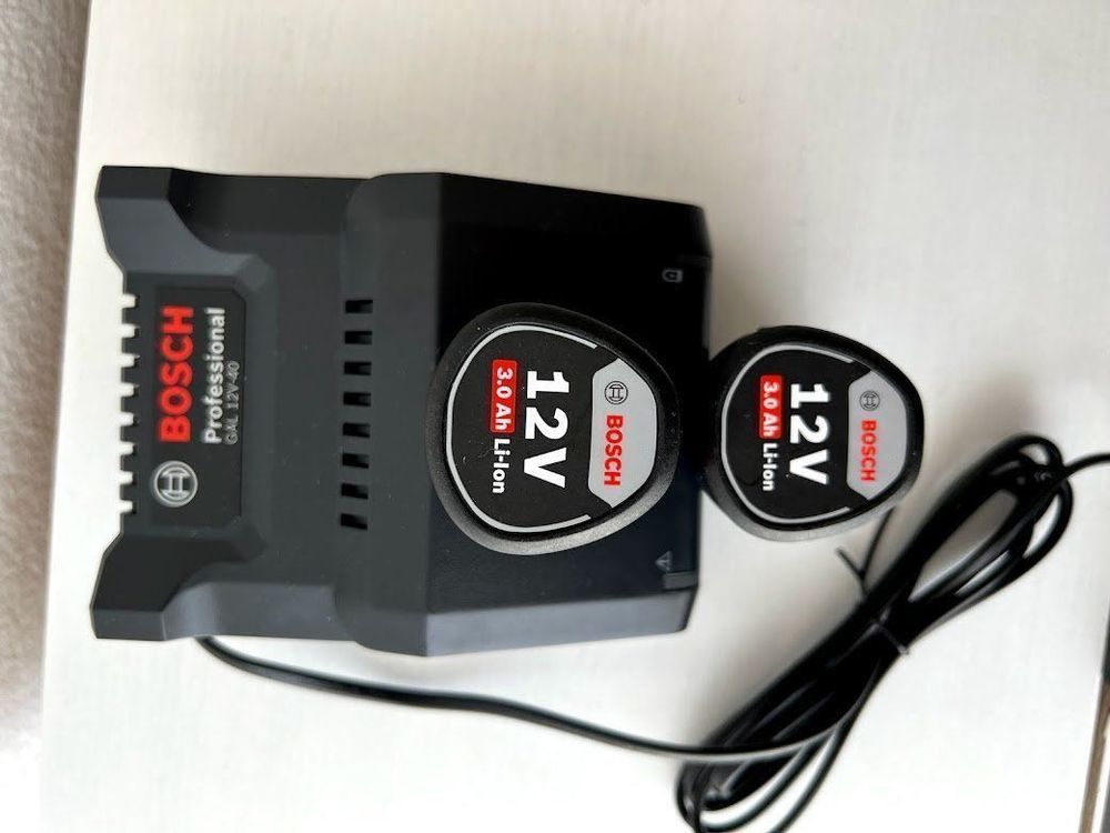 Bosch Akku Set 12V, 2 x 3Ah + Ladegerät | Kaufen auf Ricardo