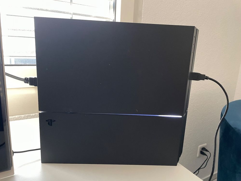 PS4 (+ 2 Controller und Spiele) mit OVP ab 1.- (Gebraucht) in ...